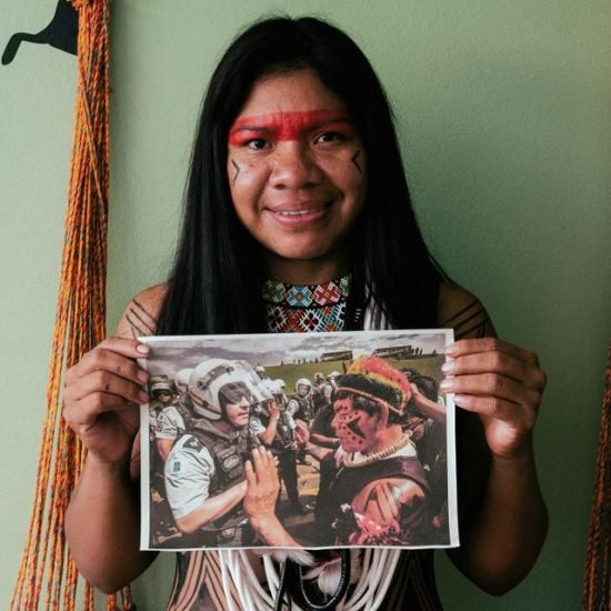 Três anos após a foto: Anna Terra Yawalapiti perde tio Aritana por ...
